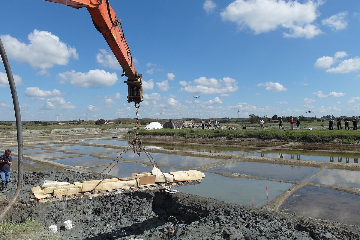Vendée. La pirogue de 2000 ans découverte à L'Île-d’Olonne en cours de ...