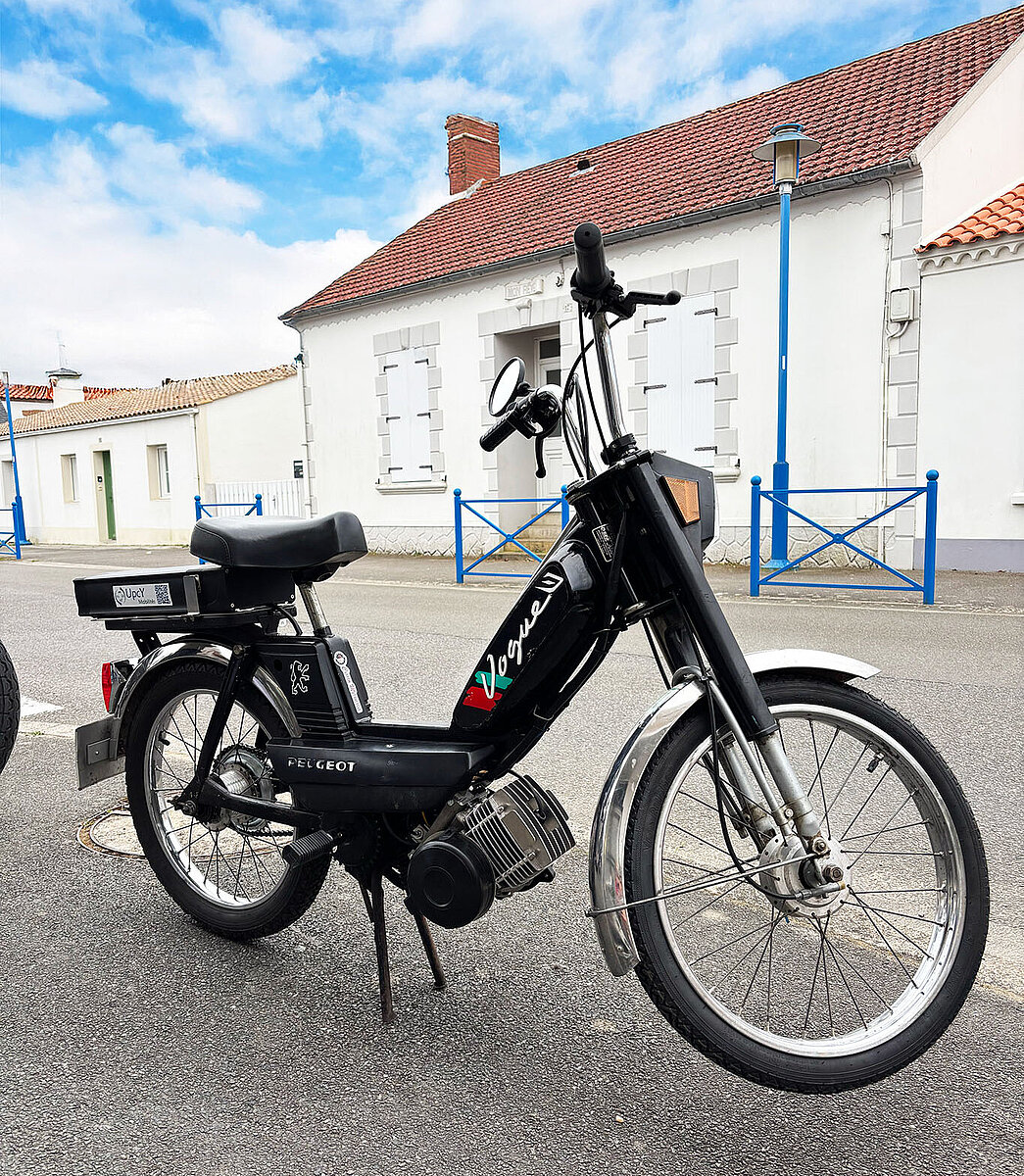 À mobylette, à travers des jeux de piste en ville... Découvrez la ...